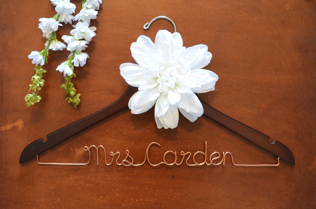 One Line Personalized Hanger With Flower - Twisted Hangers