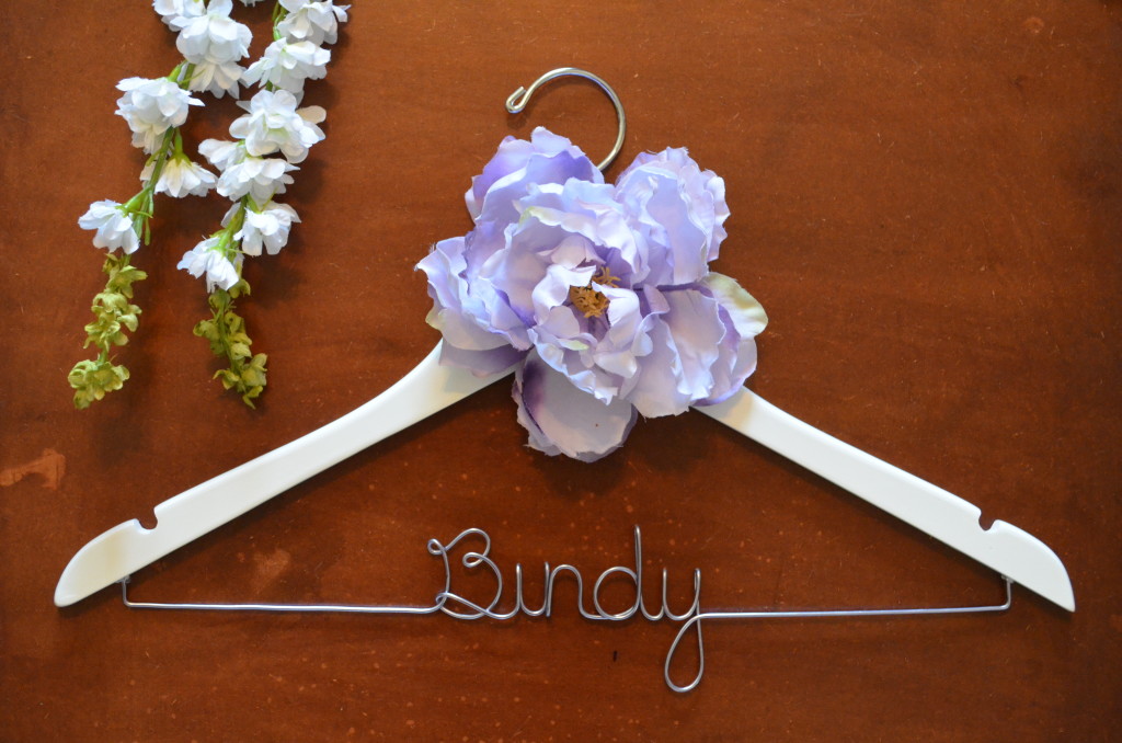One Line Personalized Hanger With Flower - Twisted Hangers