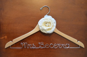 One Line Personalized Hanger With Flower - Twisted Hangers